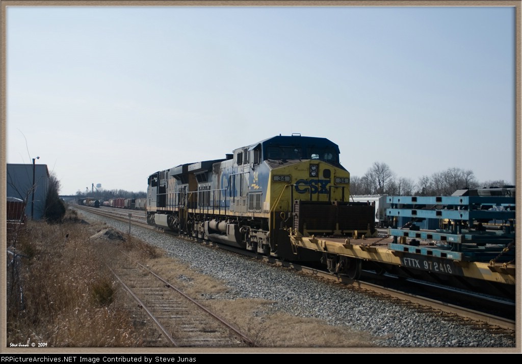 CSX 843,34 head south after switching duty